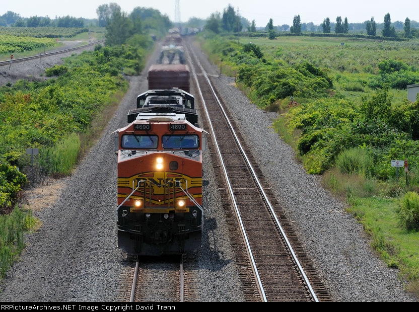 BNSF 4690 leads Eastbound CSX Q386 at MP 70